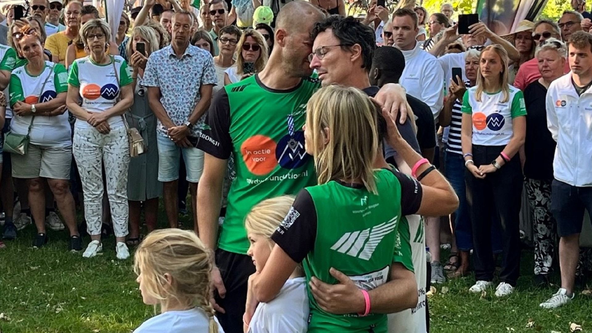 Dit waren de laatste meters van de elfstedentriatlon van Maarten van ...