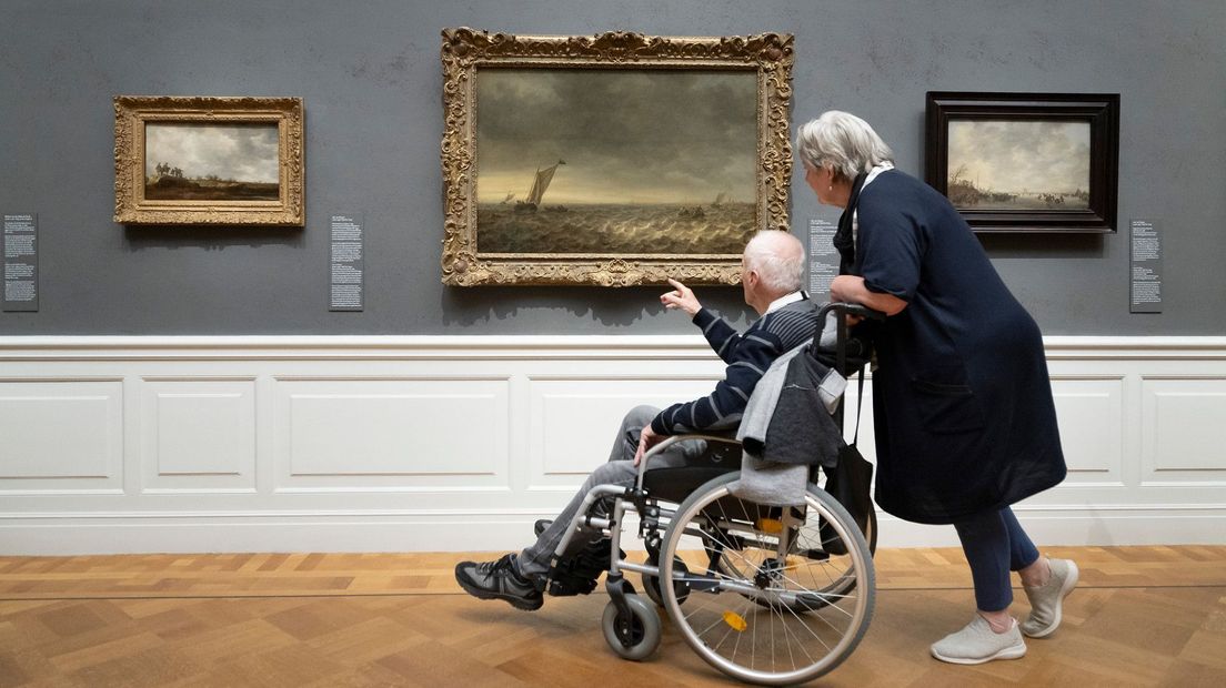 Ouderen met dementie genieten van kunst: 'Het haalt herinneringen op' - Omroep West
