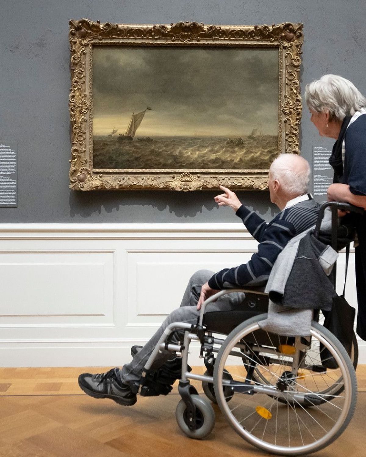 Ouderen met dementie genieten van kunst: 'Het haalt herinneringen op' - Omroep West