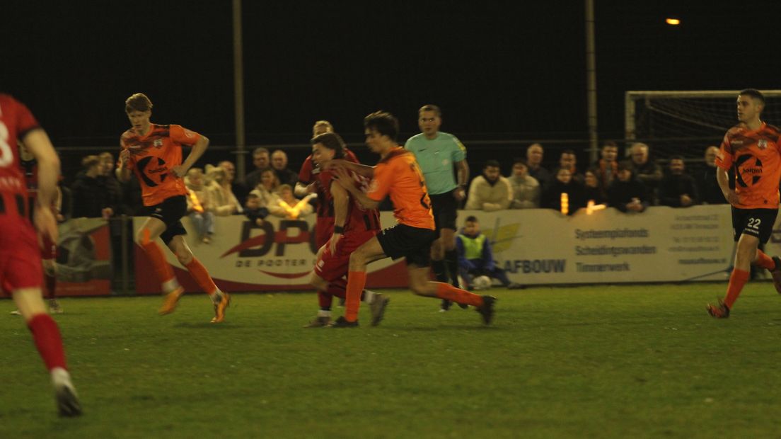 Bekijk de spectaculaire 'Slag om de vijver' tussen Terneuzense Boys en Terneuzen - Omroep Zeeland