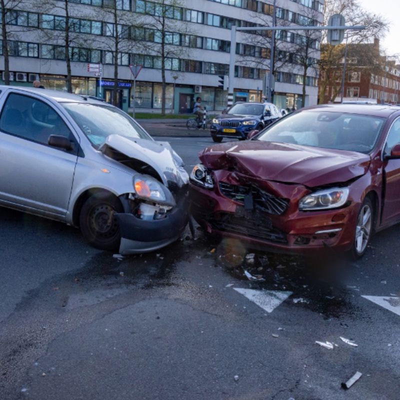 Auto's knallen op elkaar op kruispunt - Rijnmond