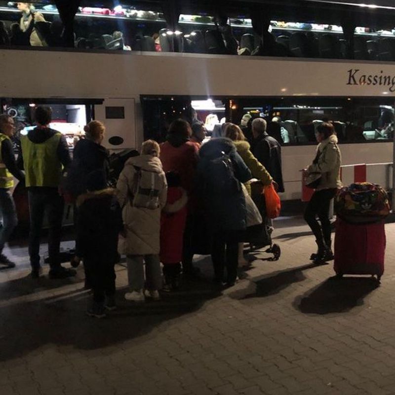 Mathilde met bus vol Oekraïense vluchtelingen klaar voor vertrek - Omroep Gelderland