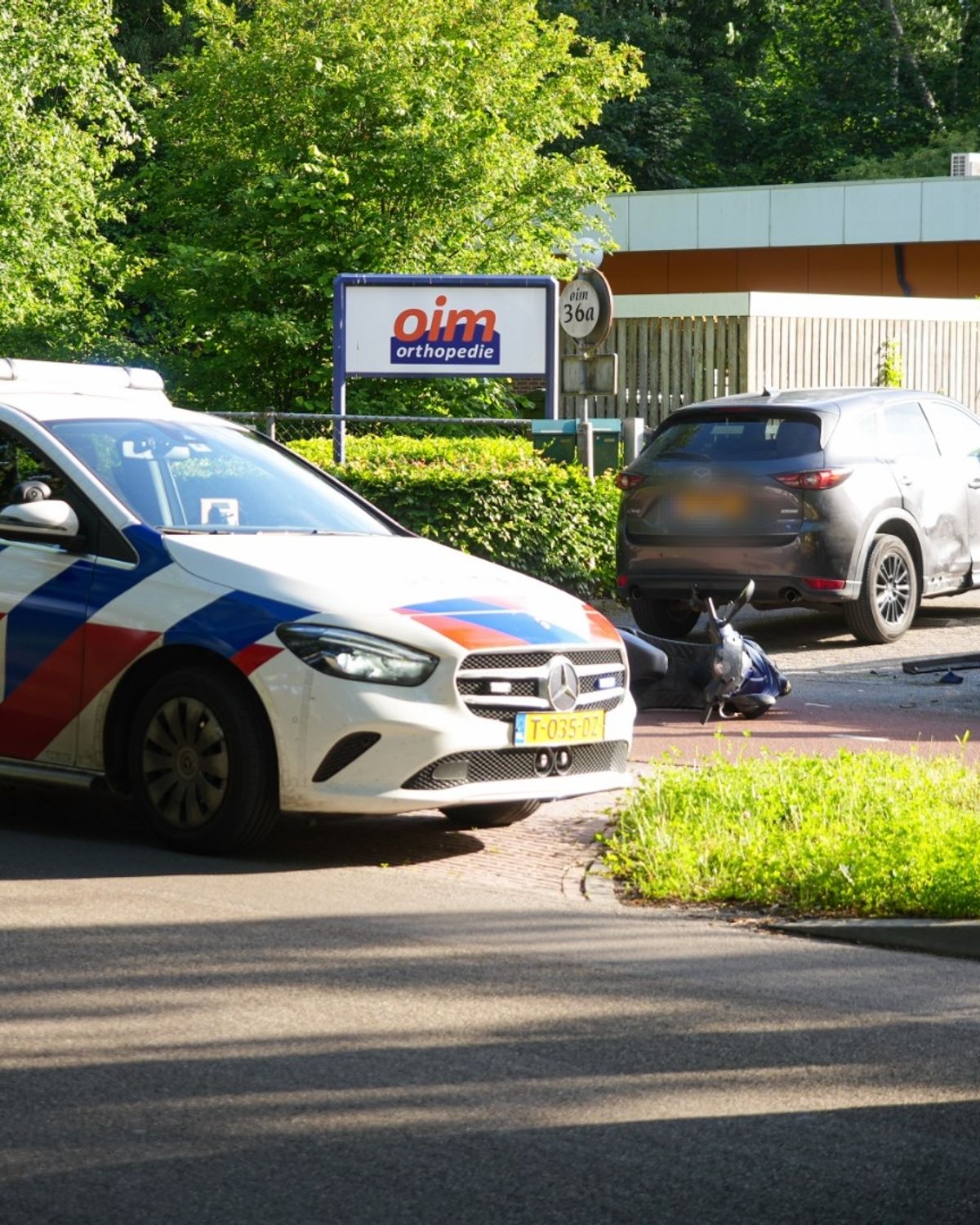 112-nieuws: Scooter botst op auto in Haren - RTV Noord