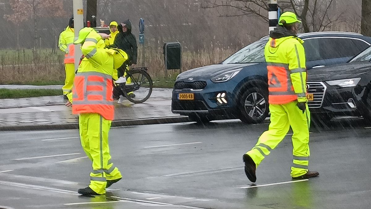 Wéér verkeersregelaars die staan te oefenen: waarom is dat steeds op ...