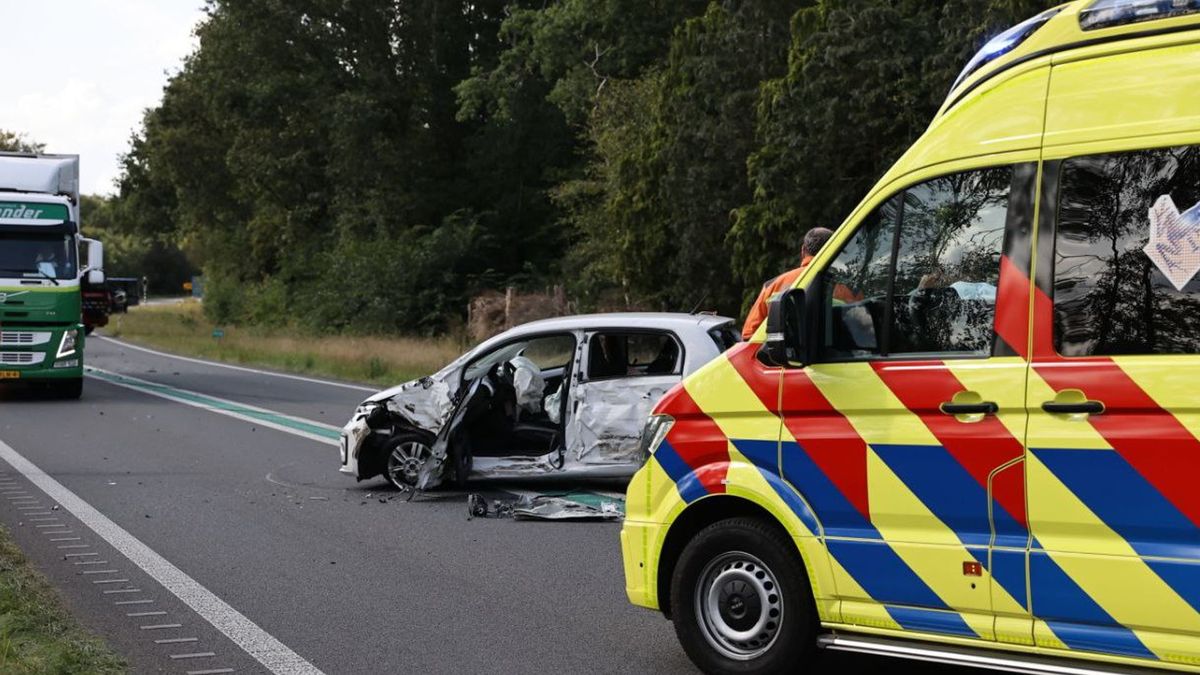 N34 korte tijd afgesloten door ongeluk - RTV Drenthe