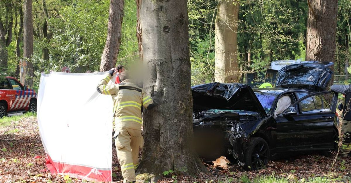 Auto tegen boom, drie gewonden • motorrijder zwaargewond - Omroep ...