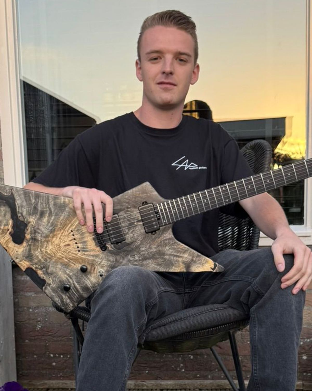 Kris út Hallum bout metalgitaren foar bands út de hiele wrâld - Omrop ...