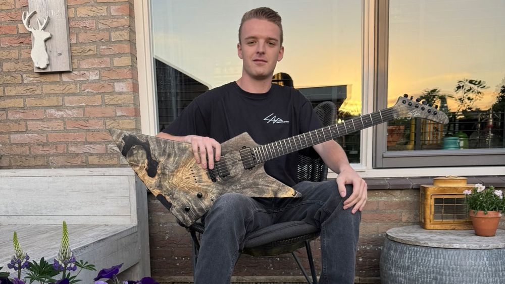 Kris út Hallum bout metalgitaren foar bands út de hiele wrâld - Omrop ...
