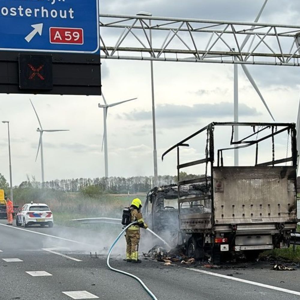 Auto slaat over kop, snelweg in avondspits deels afgesloten - Rijnmond