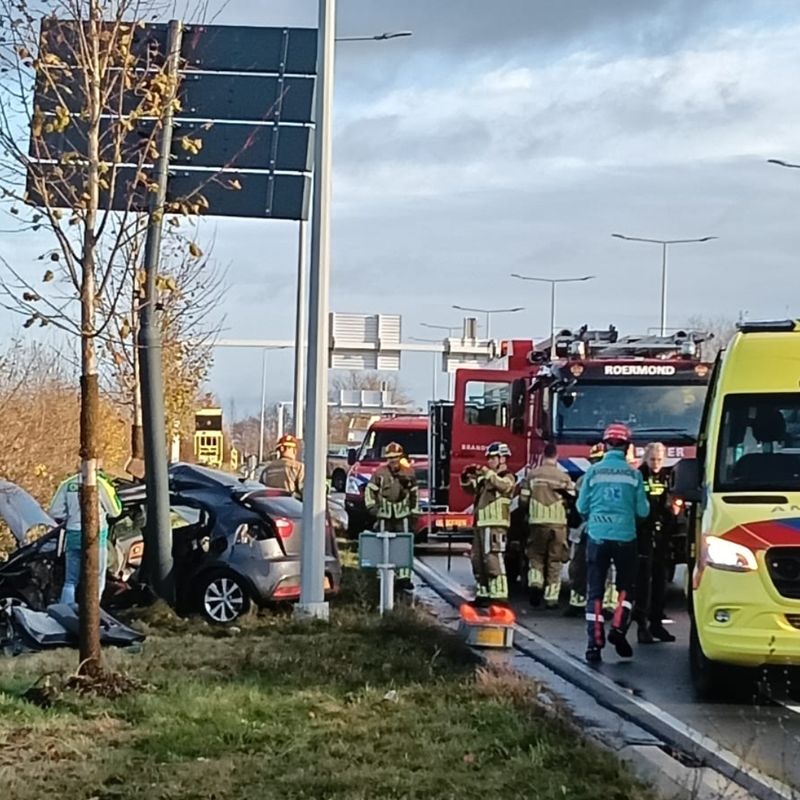 Auto botst tegen verkeerspaal: brandweer moet bestuurder bevrijden - L1 Nieuws