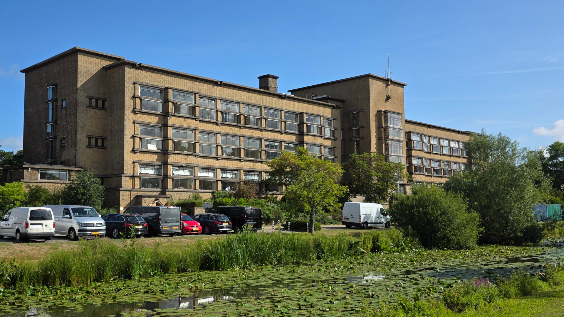 Middelbare school bestaat 100 jaar: wat is het geheim? - Omroep West