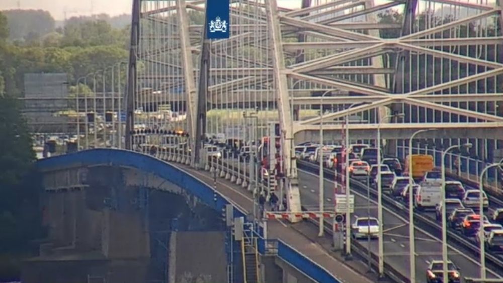 Ongeluk op snelweg richting Gorinchem zorgt voor lange file in avondspits - Rijnmond