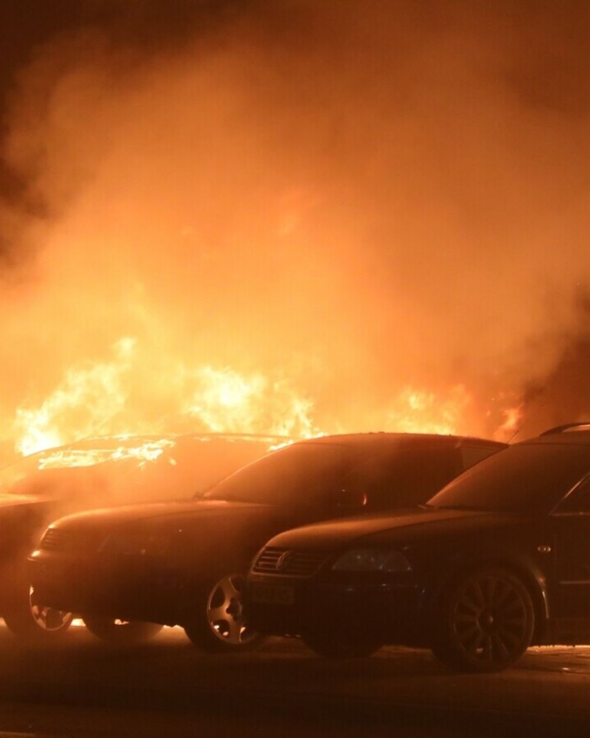 Meer dan 25 auto's en bedrijfspand beschadigd bij grote brand in ...