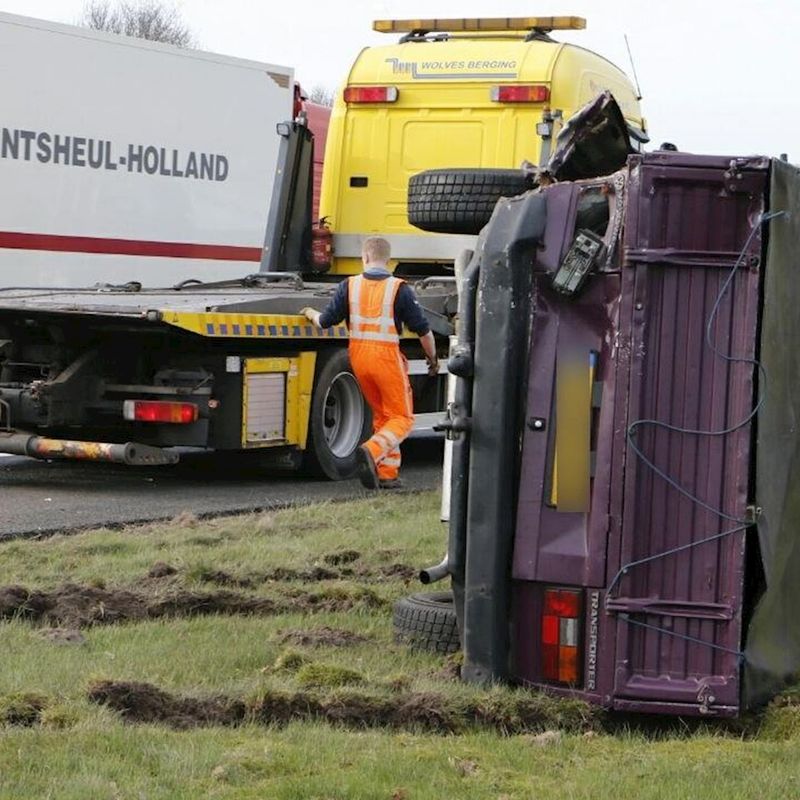Bestelbusje belandt na botsing op zijkant op A1 bij Holten - Oost