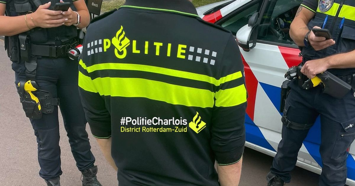Agenten grijpen in na zien man in politiekleding - Rijnmond