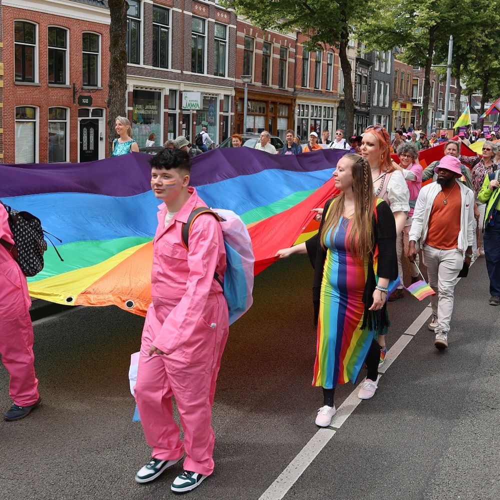 In beeld: Pride Walk zorgt voor kleurrijke binnenstad in Groningen ...