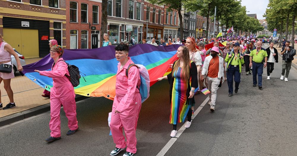 In beeld: Pride Walk zorgt voor kleurrijke binnenstad in Groningen ...