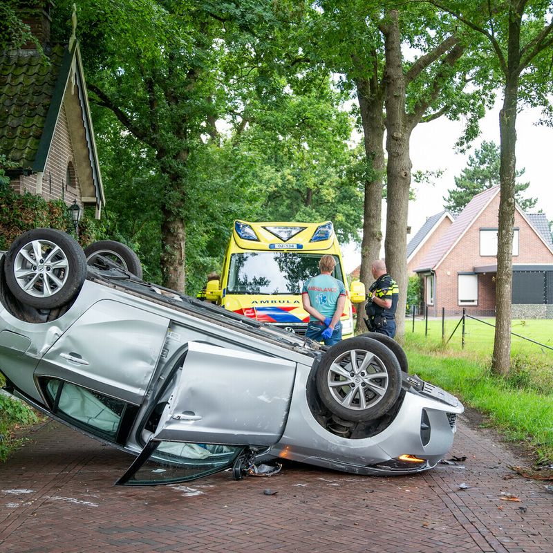 Auto botst tegen boom in Zorgvlied en slaat over de kop - RTV Drenthe