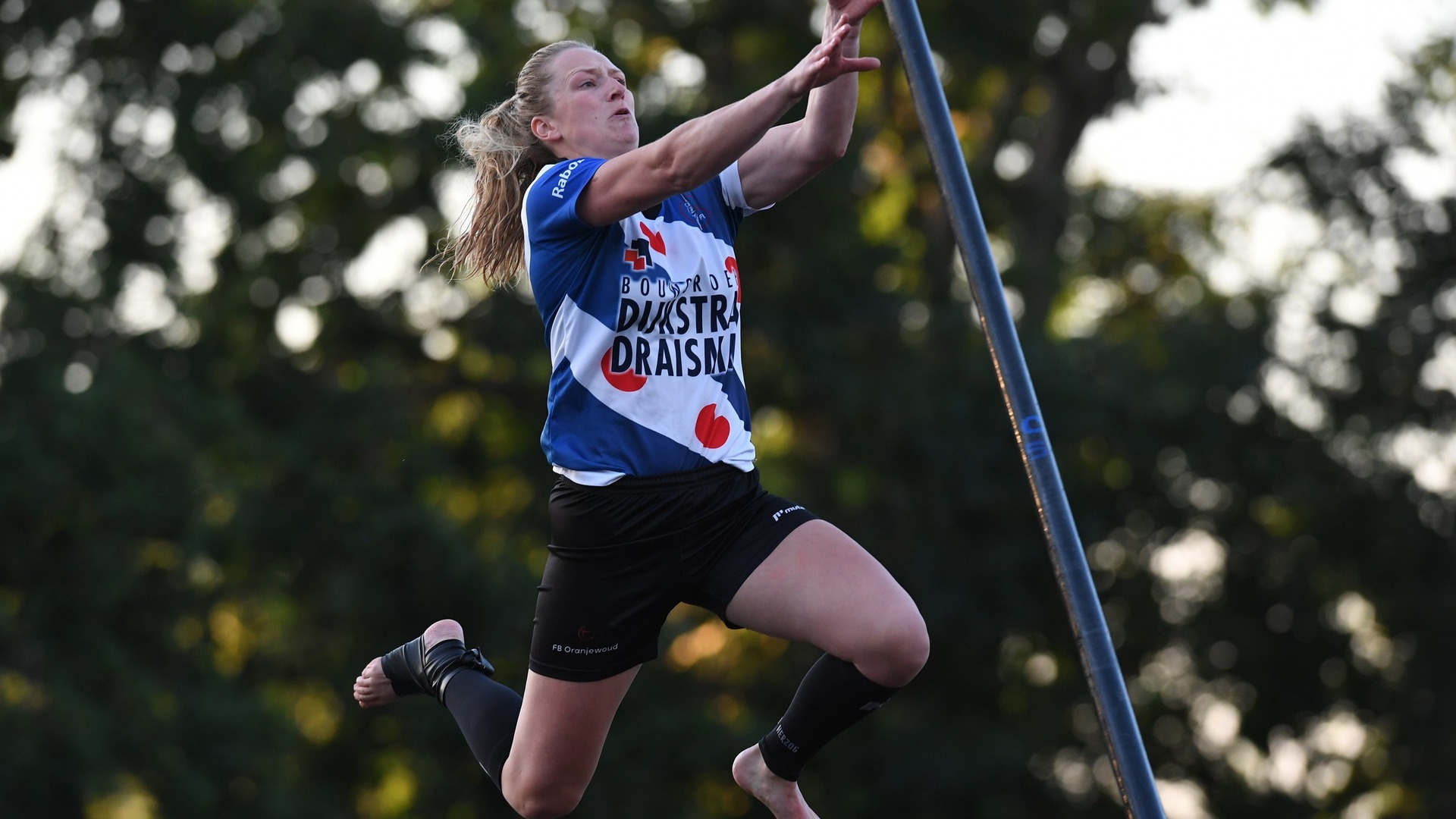 Marrit van der Wal haar laatste kunstje: het NK fierljeppen in IJlst ...