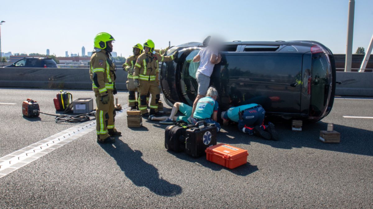 Auto belandt bij ongeluk op zijkant, snelweg weer open - Rijnmond