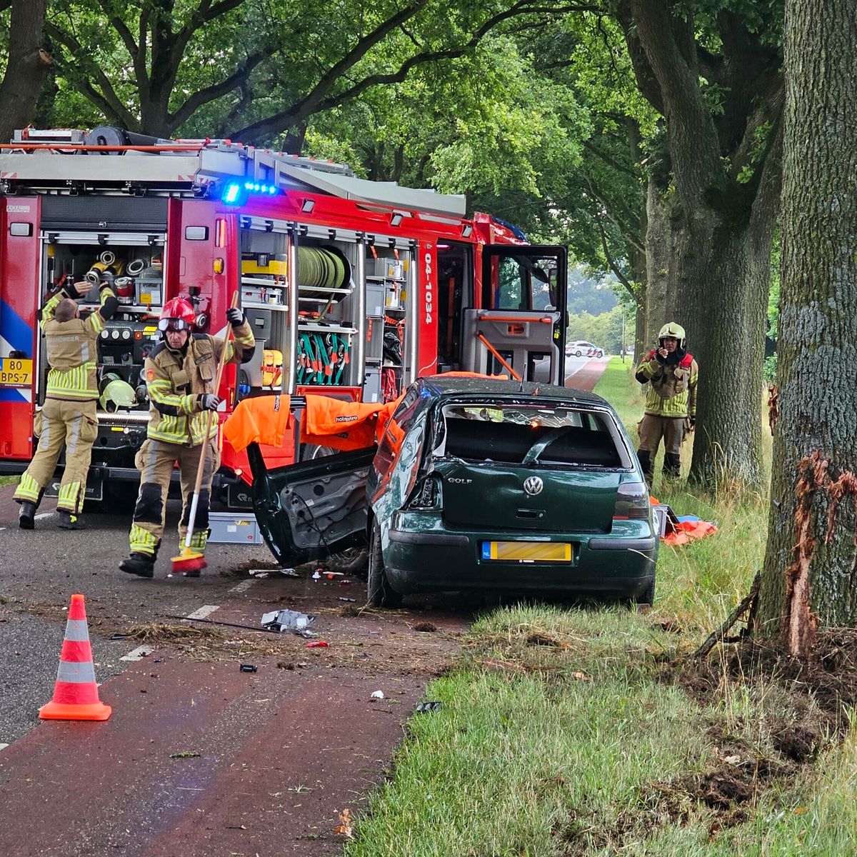 Auto botst tegen boom bij Balkbrug, bestuurder naar ziekenhuis - RTV Drenthe
