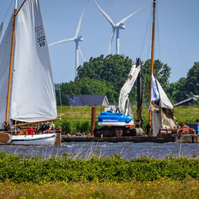 Berging omgeslagen schip in volle gang in Bunschoten - RTV Utrecht
