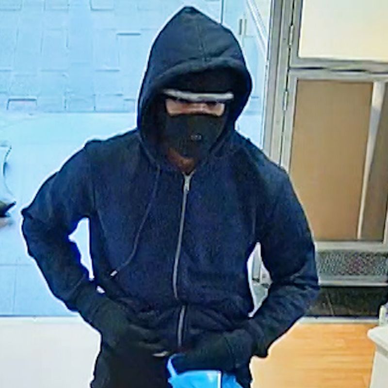 Overvaller dreigt met groot mes bij juwelier en vertrekt met gouden ...