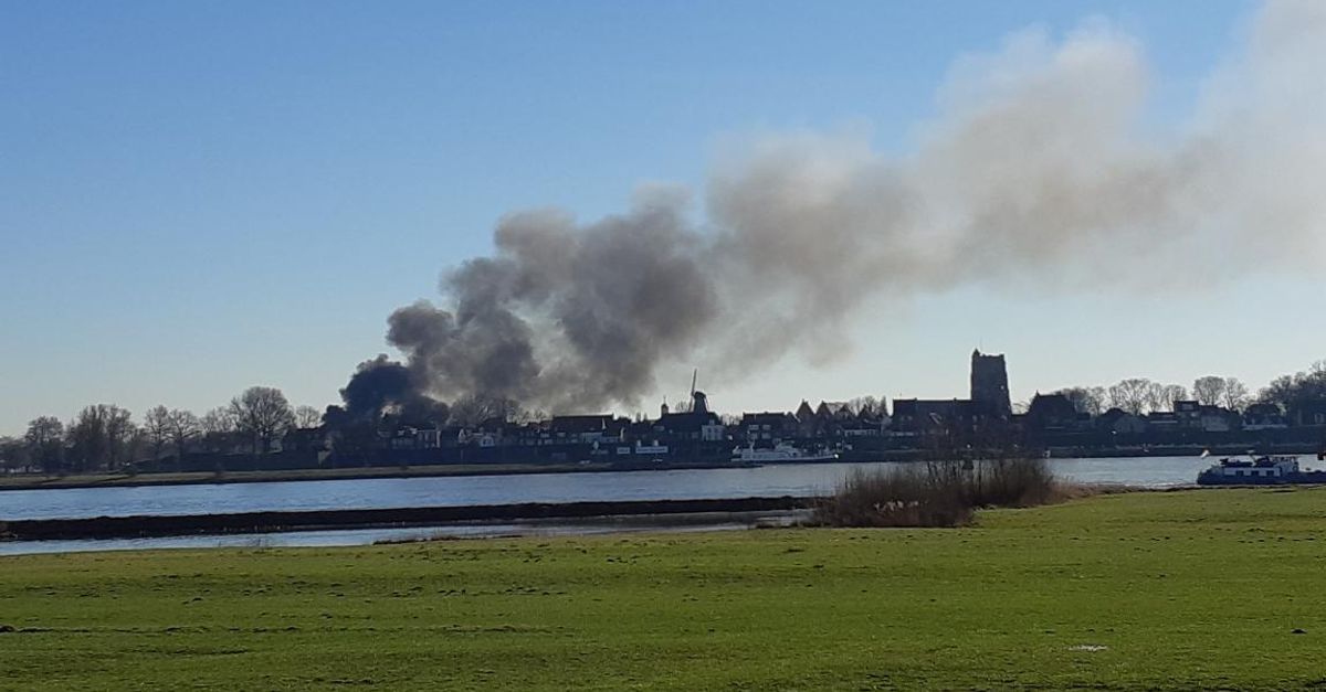 Rook van brand in Woudrichem trekt naar de regio - Rijnmond