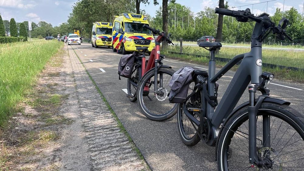 Vrouw raakt zwaargewond bij aanrijding tussen twee fietsers - Oost