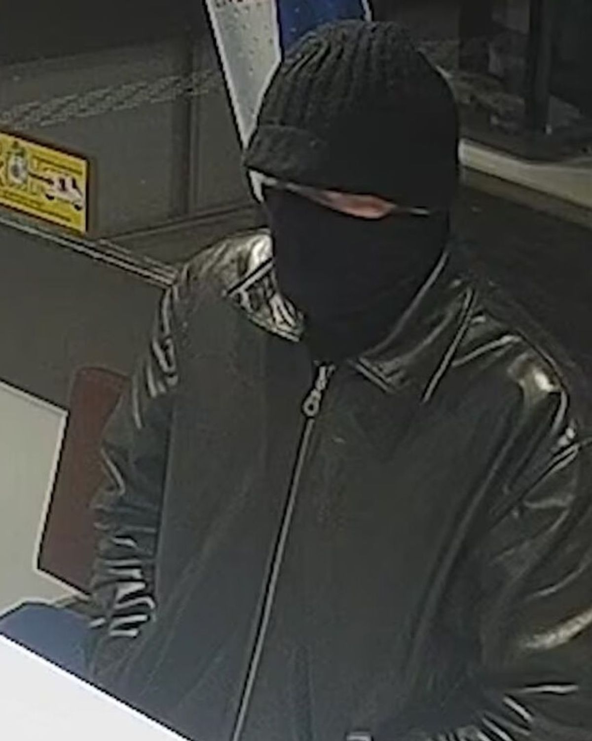 Beelden laten zien hoe gewapende man Domino's Coevorden berooft, overvaller nog spoorloos - RTV ...