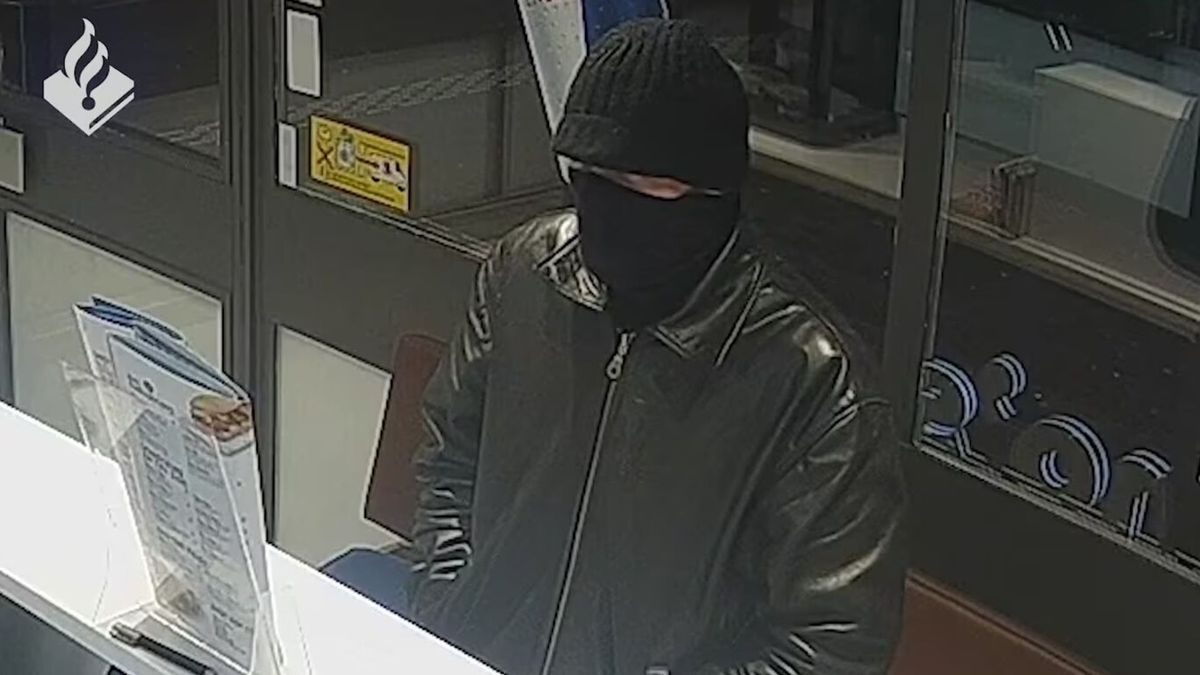 Beelden laten zien hoe gewapende man Domino's Coevorden berooft, overvaller nog spoorloos - RTV ...