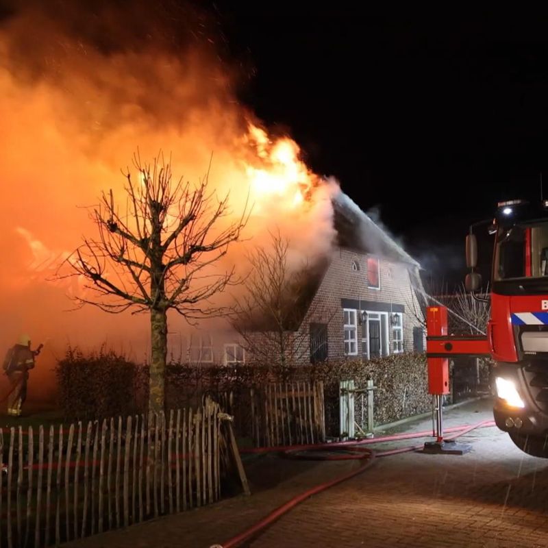 Woning verloren bij grote uitslaande brand in Doornspijk - Omroep ...