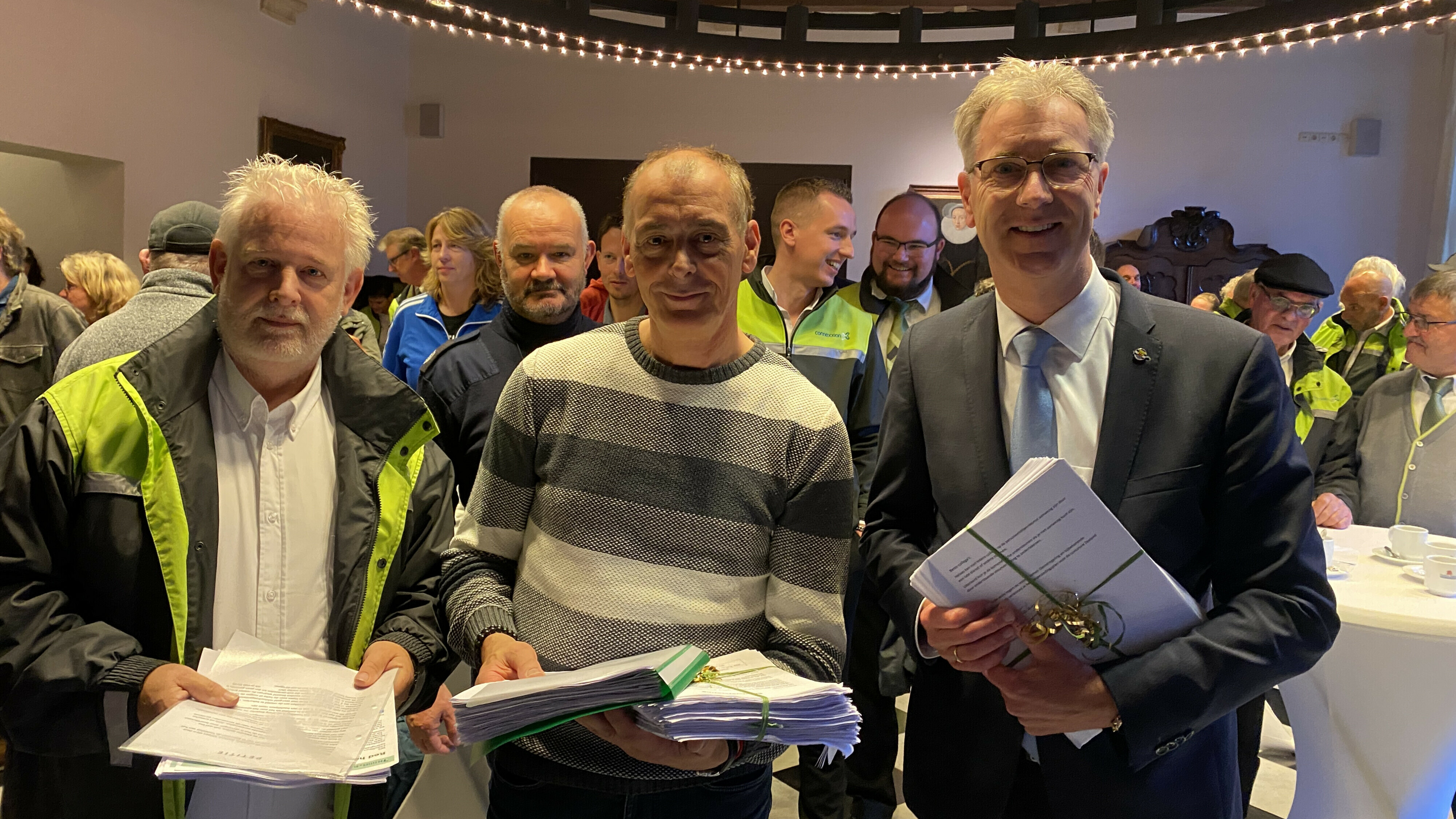 Buschauffeurs overhandigen petitie tegen vervoersplan: 'Je moet wel een ...