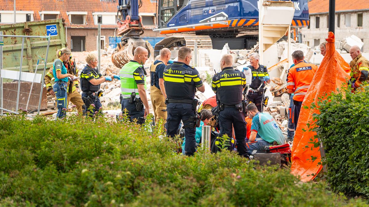 Man overleden na instorten muur - Rijnmond