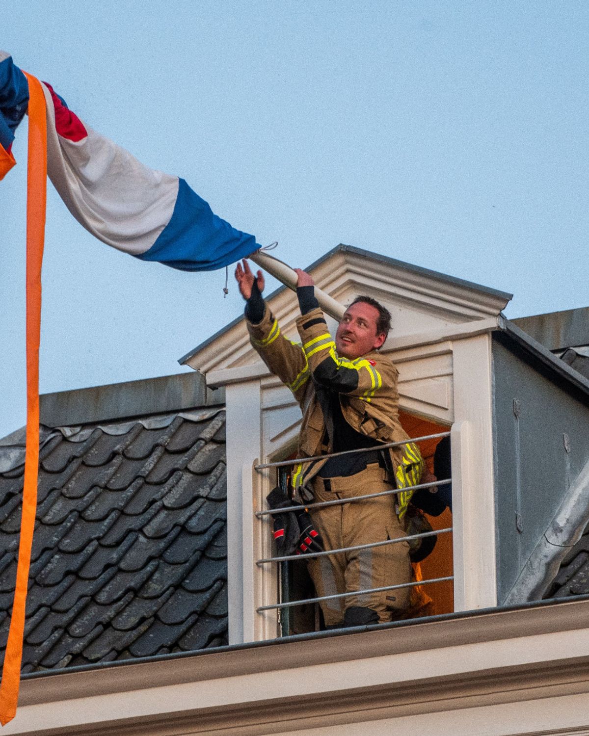 Bewoner in Harmelen krijgt vlag niet naar binnen, brandweer schiet te hulp - RTV Utrecht