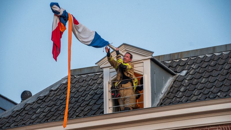 Bewoner in Harmelen krijgt vlag niet naar binnen, brandweer schiet te hulp - RTV Utrecht