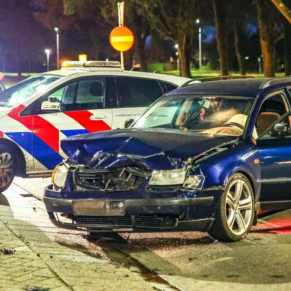 Auto's botsen op elkaar in Emmen, weg afgesloten - RTV Drenthe