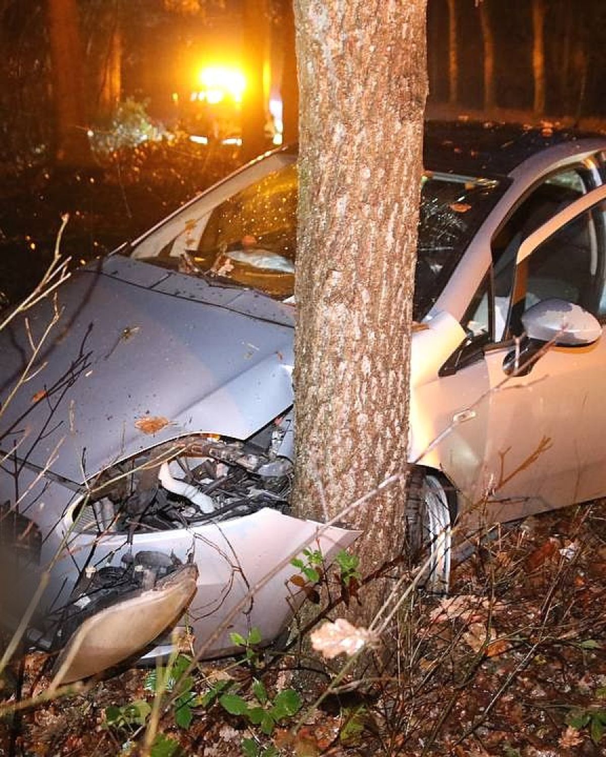 Auto op z'n zijkant • drie auto's botsen - Omroep Gelderland