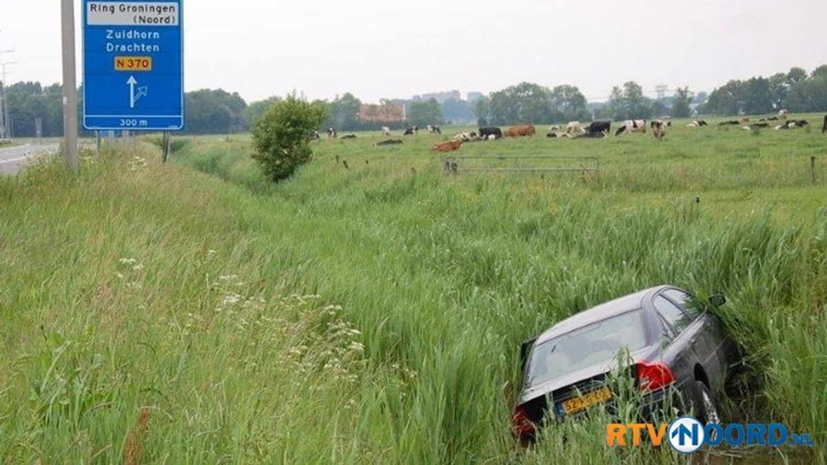 Bejaarde raakt onwel achter het stuur - RTV Noord Bejaarde raakt onwel achter het stuur - RTV Noord
