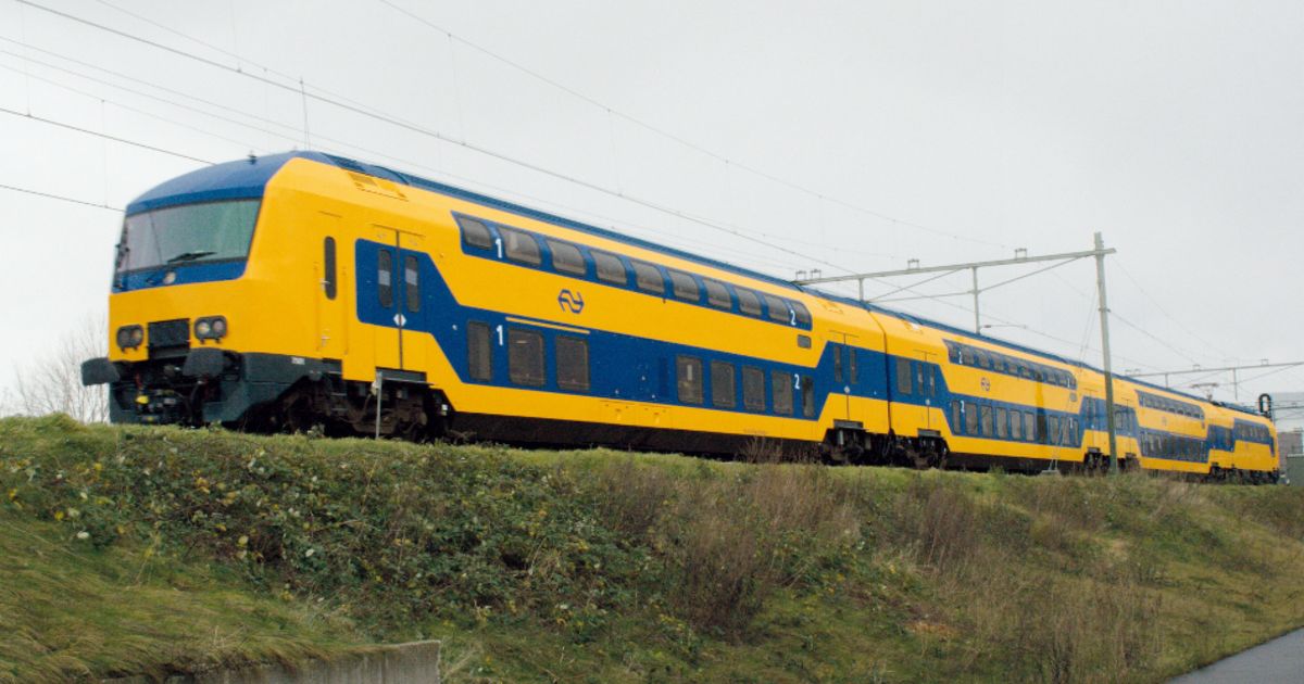 Politie rukt uit voor verklede vrouw in trein - Omroep West