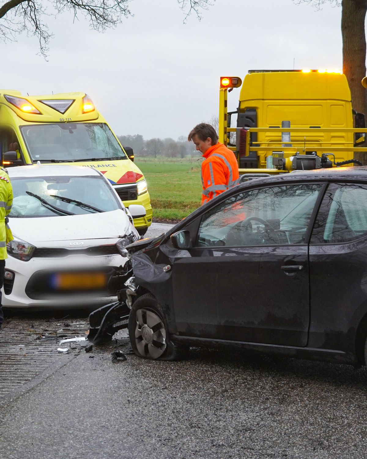 Frontale botsing in Eelde, twee gewonden - RTV Drenthe