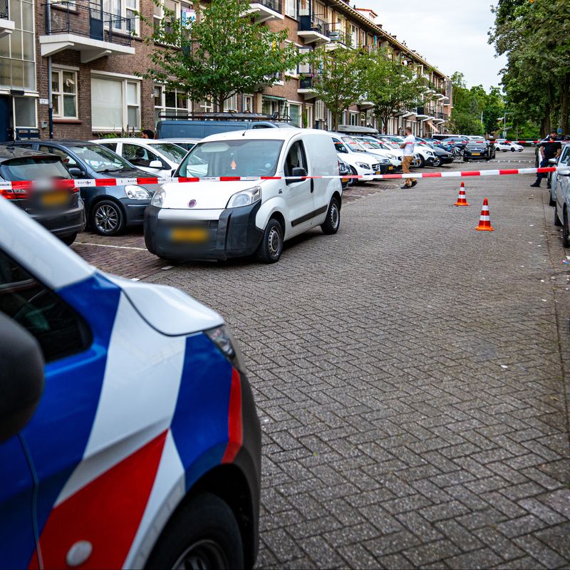 Schietpartij tussen twee auto's | Politie zoekt verdachte na overval op supermarkt - Rijnmond
