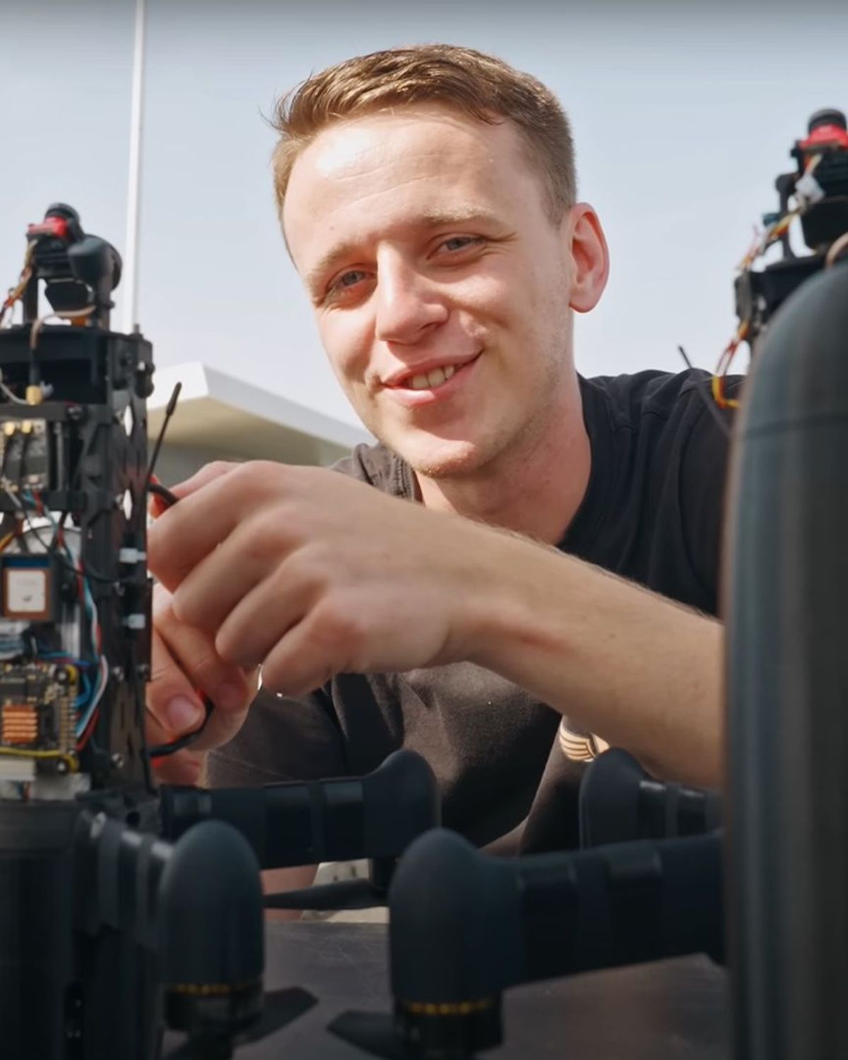 Snelle drone van Thomas uit Middelburg verslaat Max Verstappen in F1-wagen - Omroep Zeeland