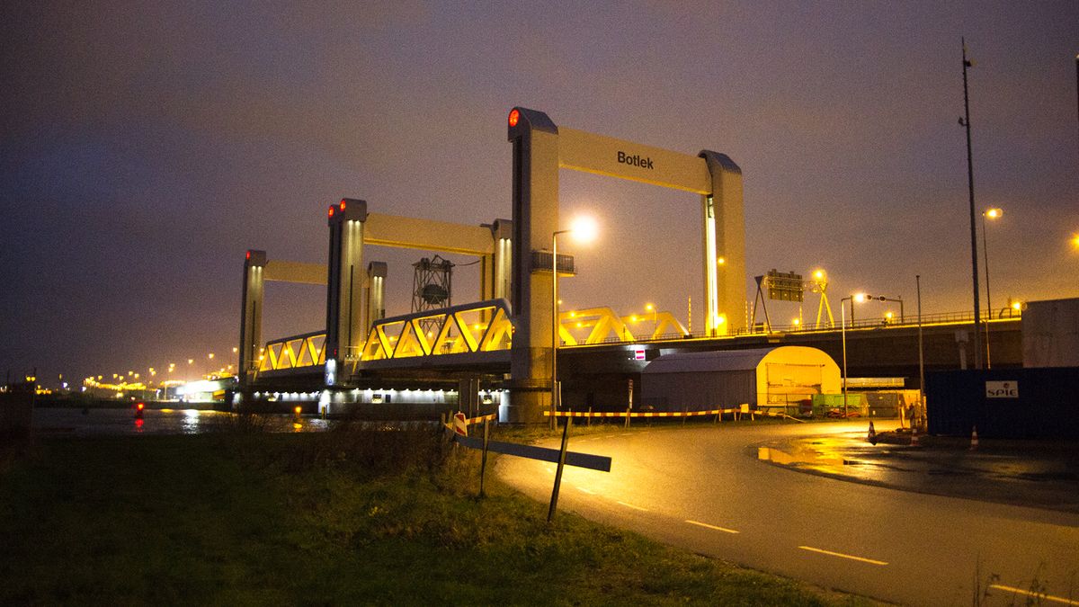 Storing Botlekbrug na zeven uur opgelost - Rijnmond