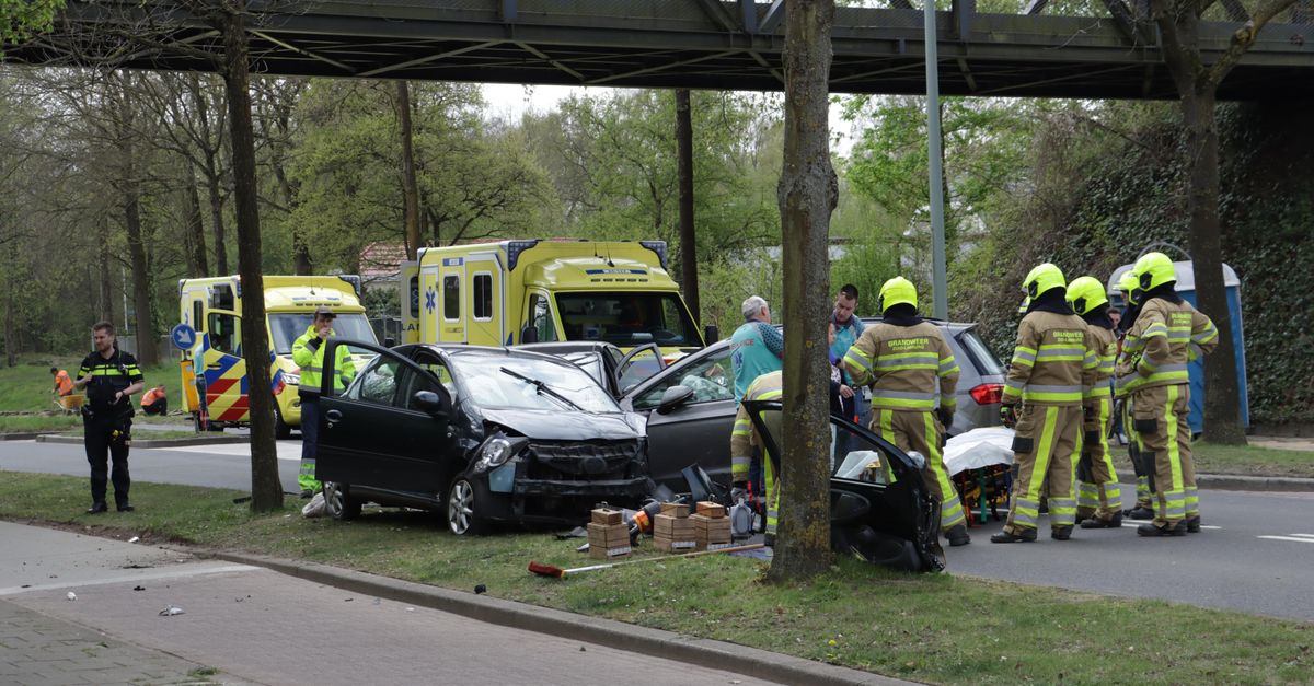 Twee gewonden bij ongeval met drie auto's - L1 Nieuws