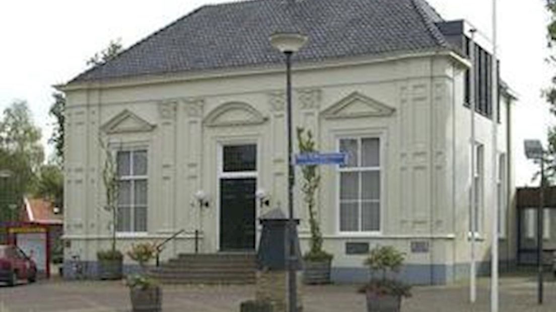 Bronzen klok van oude gemeentehuis Markelo gestolen - Oost