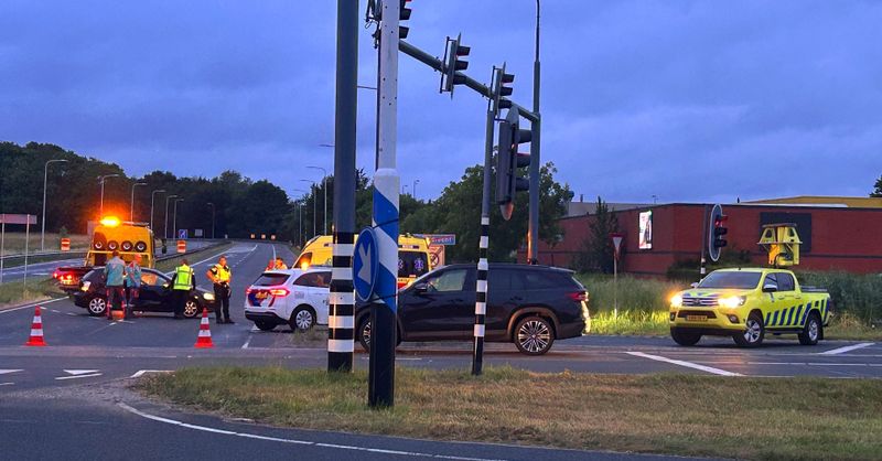 Drie auto's botsen bij oprit van de snelweg | Twee mannen onwel op tanker - Rijnmond