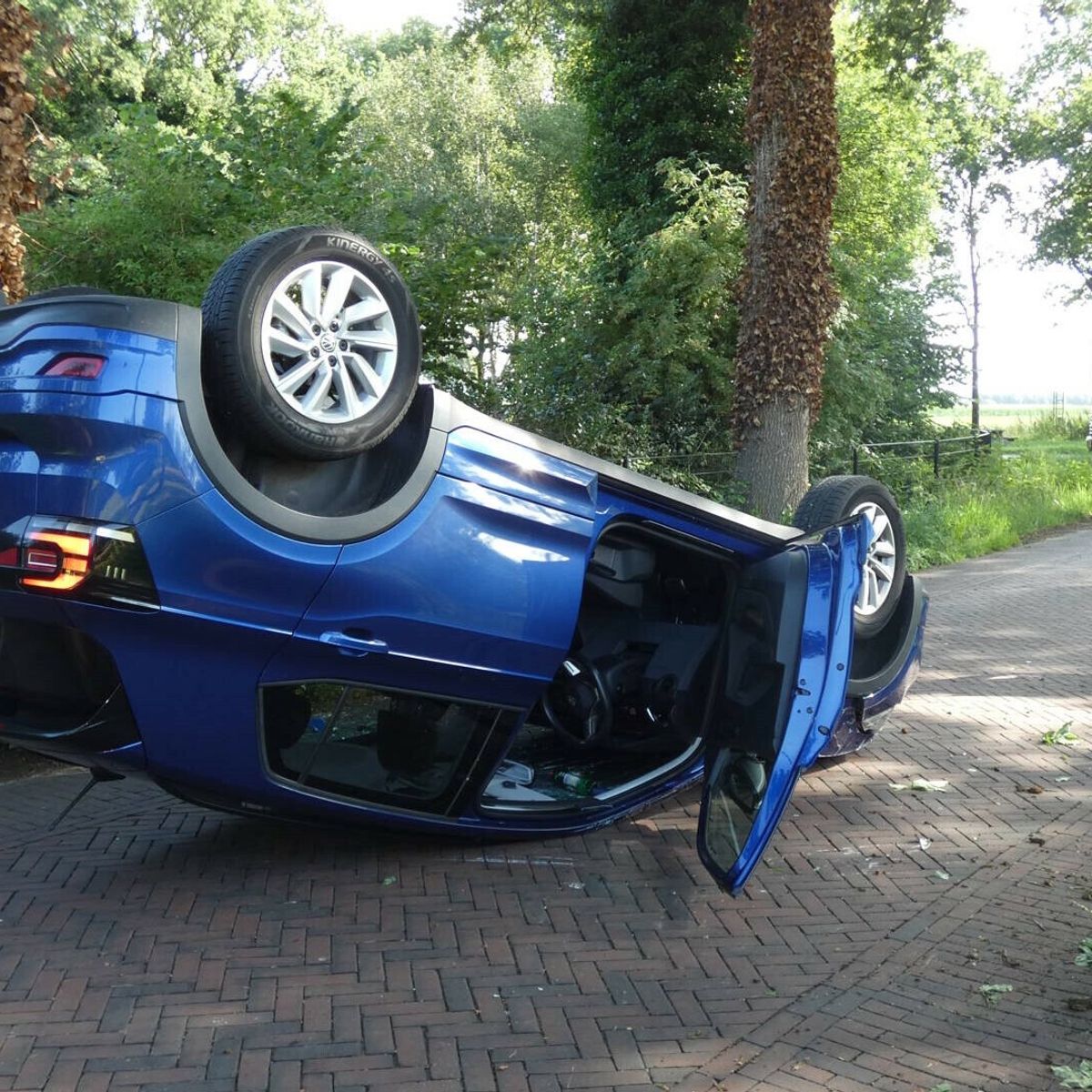 Auto komt ondersteboven op de weg terecht bij Lheebroek - RTV Drenthe