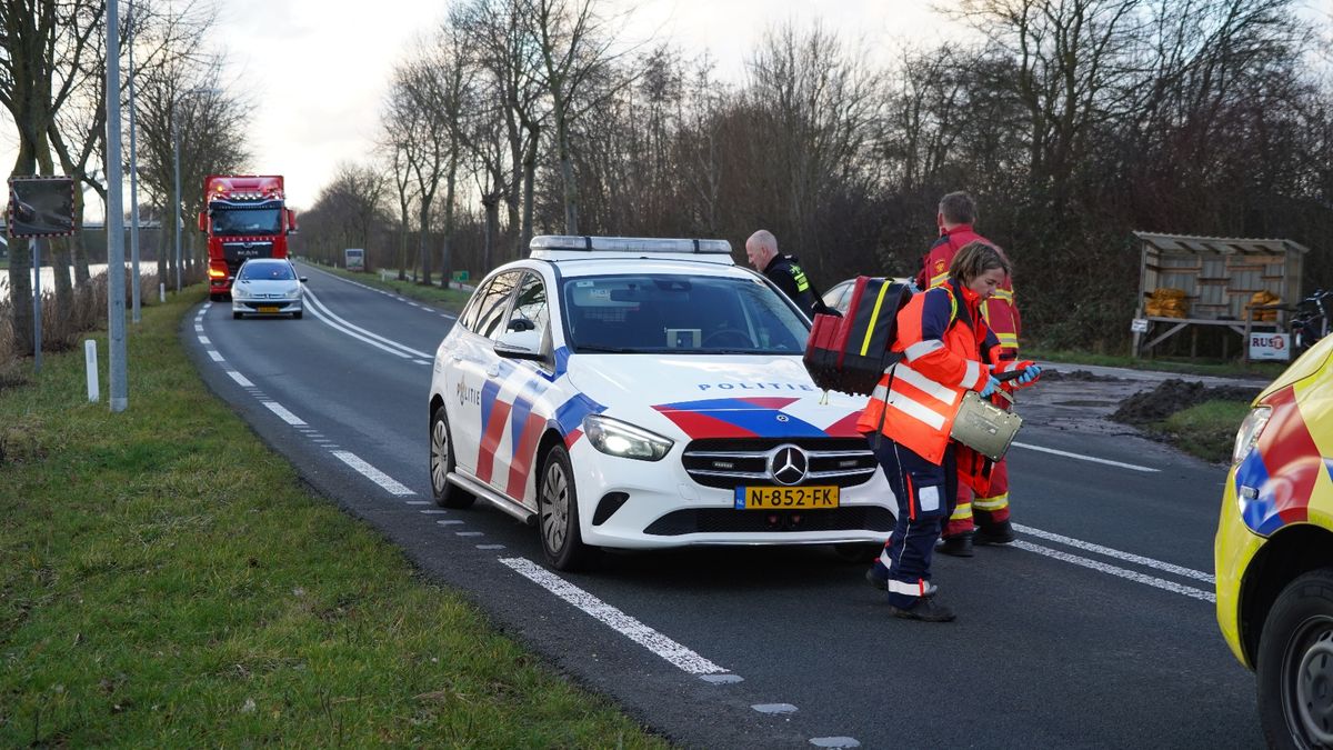 112-nieuws maandag 27 januari: Auto knalt tegen boom op Winsumerweg - RTV Noord