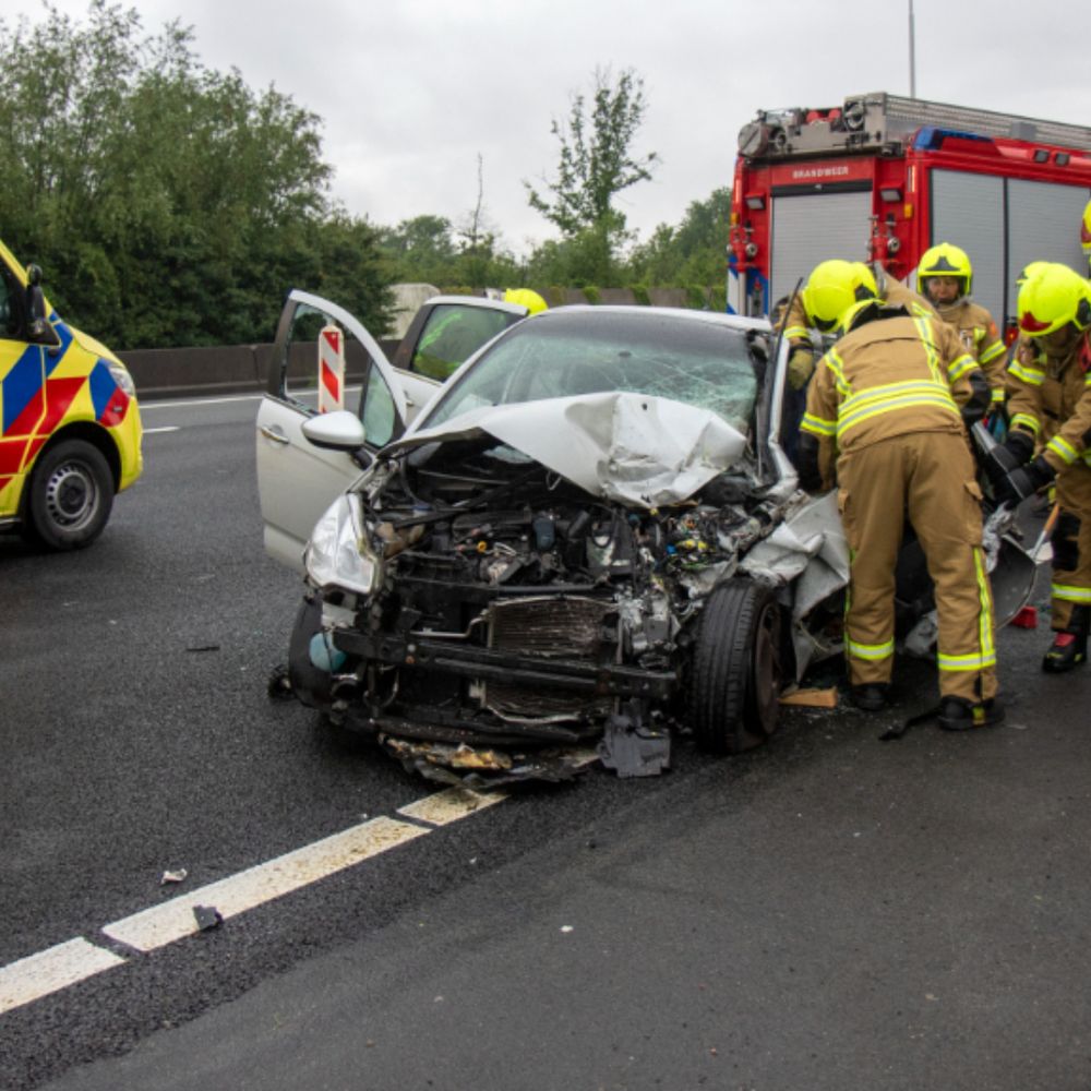 Auto knalt op pijlwagen, snelweg bezaaid met brokstukken - Rijnmond